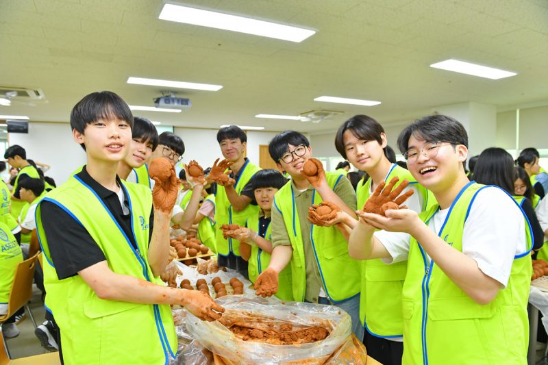 ASEZ STAR From Bucheon: EM Mud Ball Project to Revive Streams - ASEZ STAR