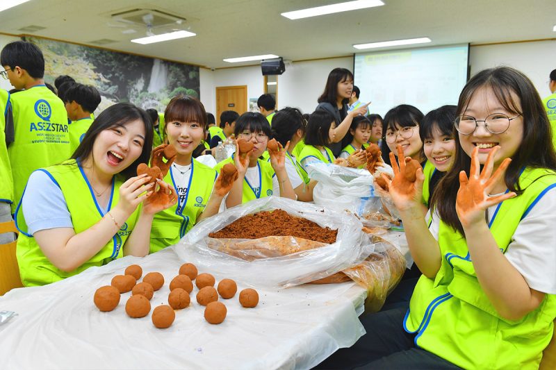 ASEZ STAR From Bucheon: EM Mud Ball Project to Revive Streams - ASEZ STAR